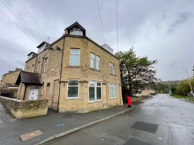 Cheap 2 bedroom apartment for rent in Livingstone Road, BRADFO.