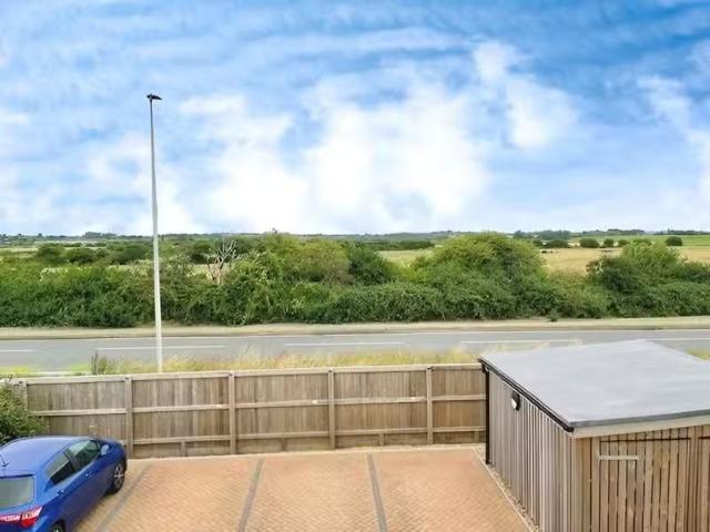 Cozy 2 bedroom apartment for rent in Loa Court, Macauley Drive.