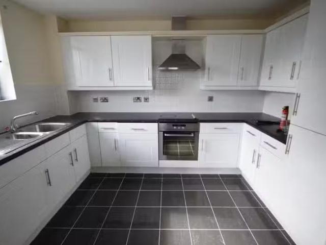 Deal! 2 bedroom apartment for rent in Parkhouse Court, Hatfiel.