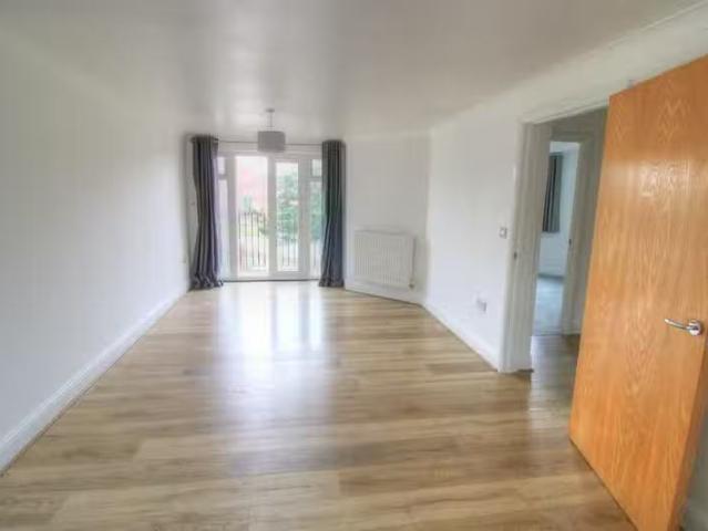 Deal! 2 bedroom apartment for rent in Santa Cruz Drive, Eastbo.
