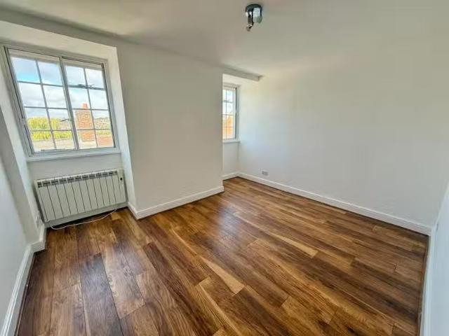 Just in! 2 bedroom apartment for rent in SOUTH STREET, Wincant.