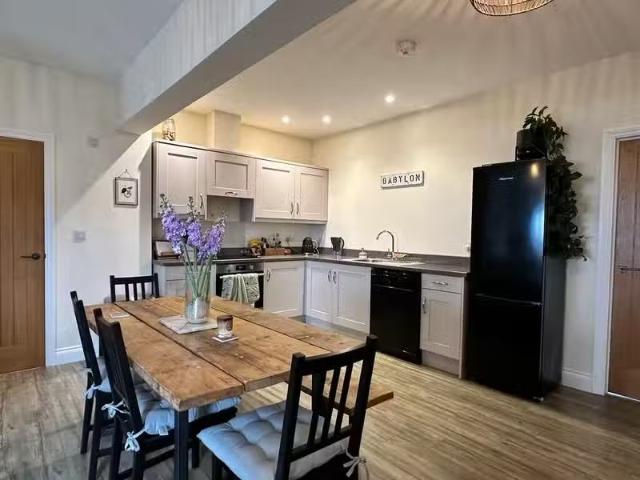 Deal! 2 bedroom detached bungalow for rent in Straight Road, E.
