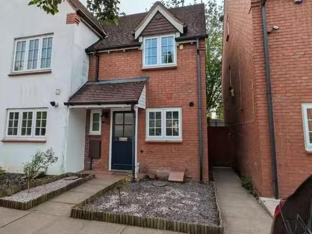Unique 2 bedroom end of terrace house for rent in Griffin Clos.