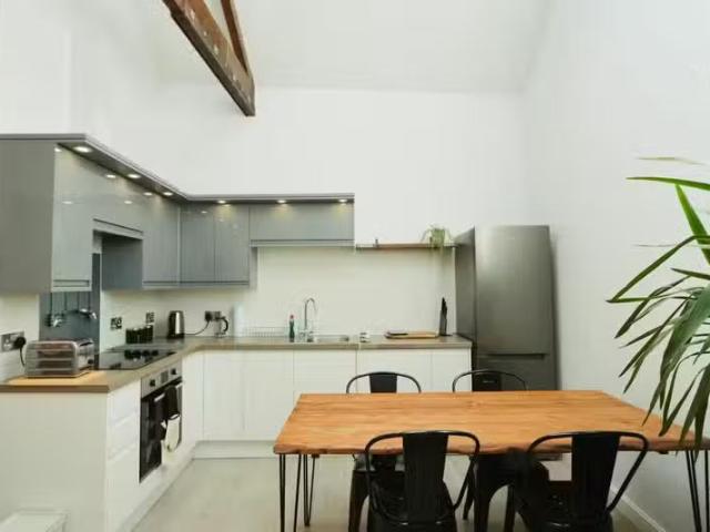 Cozy 2 bedroom flat for rent in Poets Mews, North Street, Bedm.