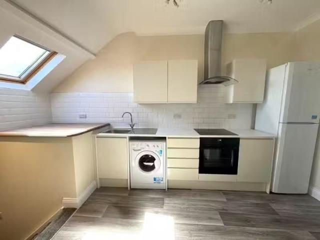 Charming 2 bedroom flat for rent in Poole Road, Poole, Dorset.