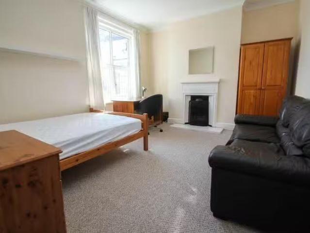 Nice 2 bedroom property for rent in Student Let, Charminster.