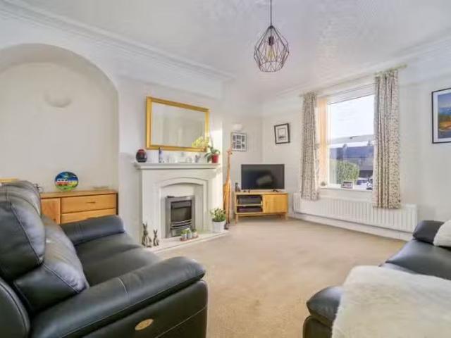 Rental! 2 bedroom terraced house for rent in Brookfoot Avenue.