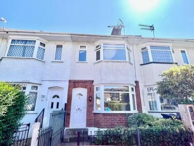 Charming 2 bedroom terraced house for rent in Calvin Road, Bou.