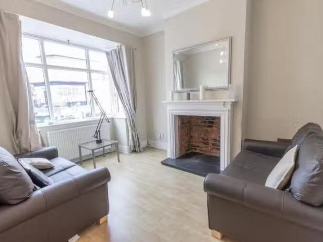 Just in! 2 bedroom terraced house for rent in Gordon Road, Har.