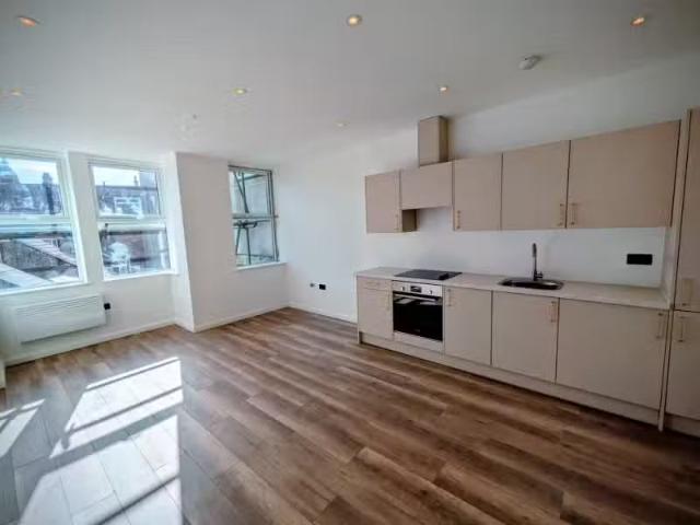 Nice 2 BR London road, Redhill, Redhill