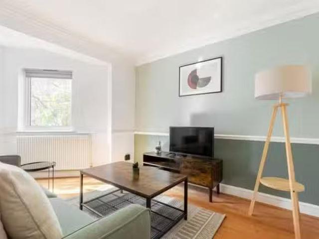 Nice 2 BR Melrose Gardens