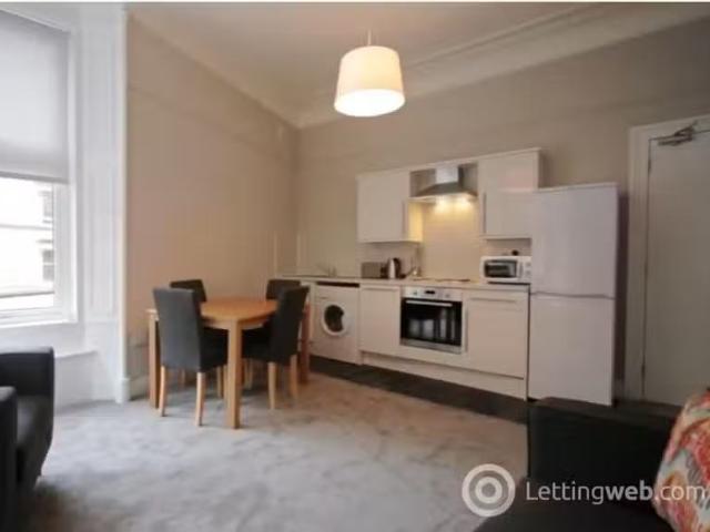 Charming 2 BR Property to rent in Byres Road, West End, Glasgo.