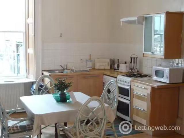 Just in! 2 BR Property to rent in Bath Street, Portobello, Edi.