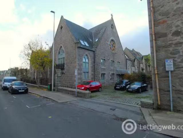 Unique 2 BR Property to rent in Caledonian Court, First Floor.