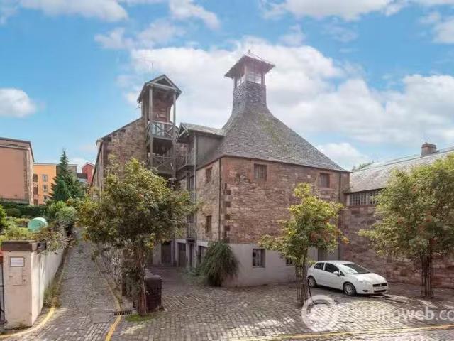 New 2 BR Property to rent in Calton Road, Old Town, Edinburgh.