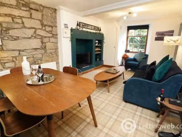 Cheap 2 BR Property to rent in Cheyne Street, Stockbridge, Edi.