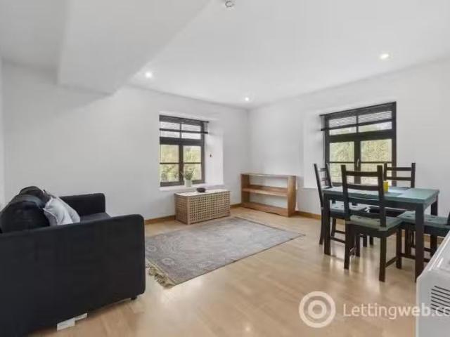 Nice 2 BR Property to rent in Commercial Street, Leith, Edinbu.