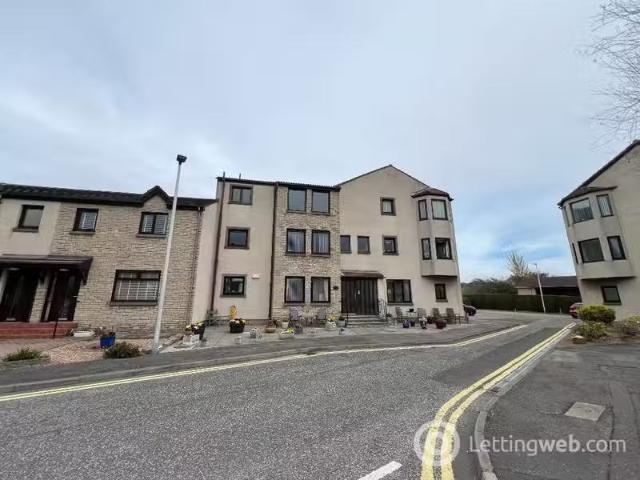 Charming 2 BR Property to rent in Cross Street, Broughty Ferry.