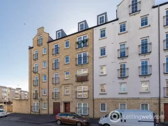 Nice 2 BR Property to rent in Giles Street, Edinburgh