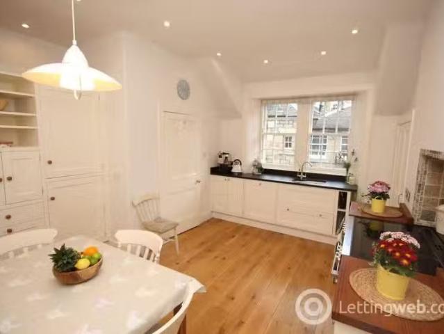 Unique 2 BR Property to rent in Gloucester Lane, New Town, Edi.