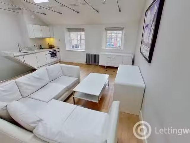 Charming 2 BR Property to rent in Gloucester Square, Edinburgh.