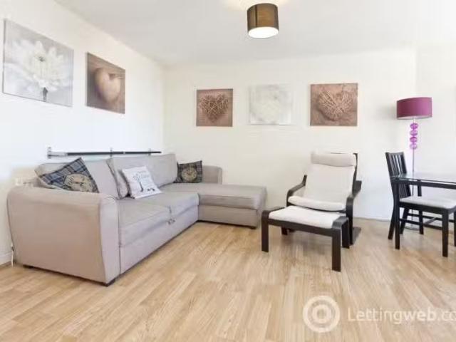 Cheap 2 BR Property to rent in Holburn Street, Aberdeen, AB10.