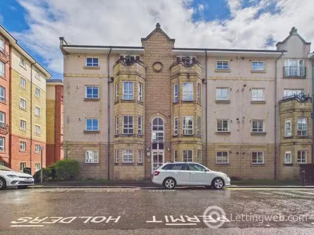 Cheap 2 BR Property to rent in Hopetoun Street, Leith, Edinbur.