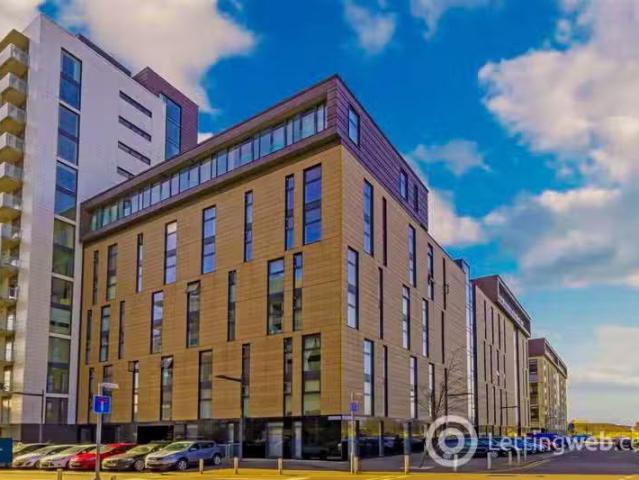 For Rent! 2 BR Property to rent in 12 Castlebank Place, Flat 4.