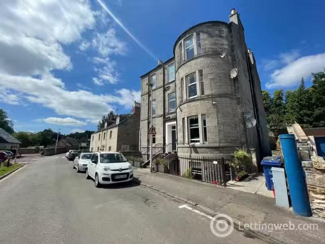 Cozy 2 BR Property to rent in 3 Old Bank Building, Scool Green