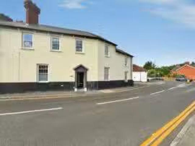 Cozy 2 BR Property & Houses to Rent: The Square, Bagshot, Surrey