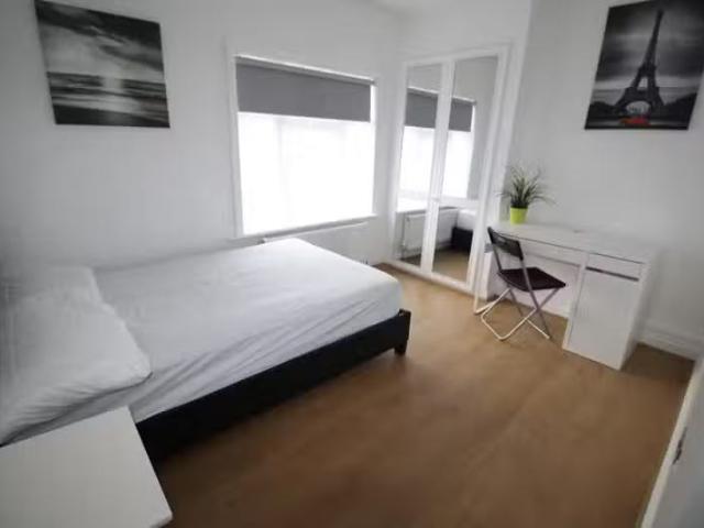 Just in! 4 BA 4 bedroom flat for rent in 57a Warwick Road, Ken.