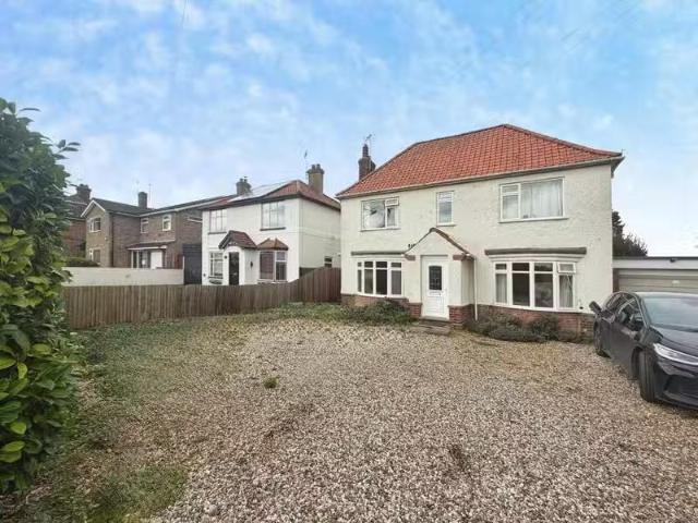 Cheap 4 BA 4 bedroom house for rent in Hinton Way, Great Shelf.