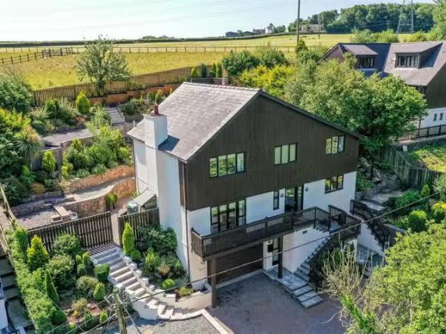 Just in! 4 BA 5 bedroom detached house for rent in Briar Bank.