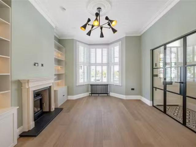 Cheap 4 BA 5 bedroom property to let in Elms Crescent, London.