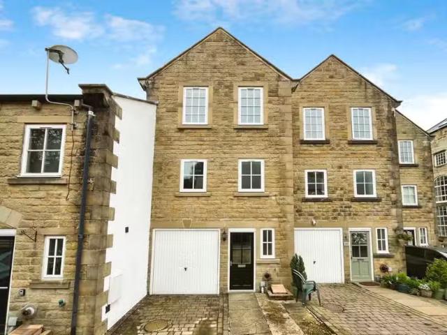 Just in! 4 BA 5 bedroom town house for rent in Woodcote Fold.