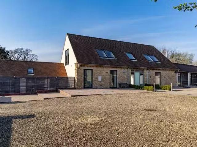 Nice 4 BA 6 bedroom detached house for rent in Wick Road, Stin.