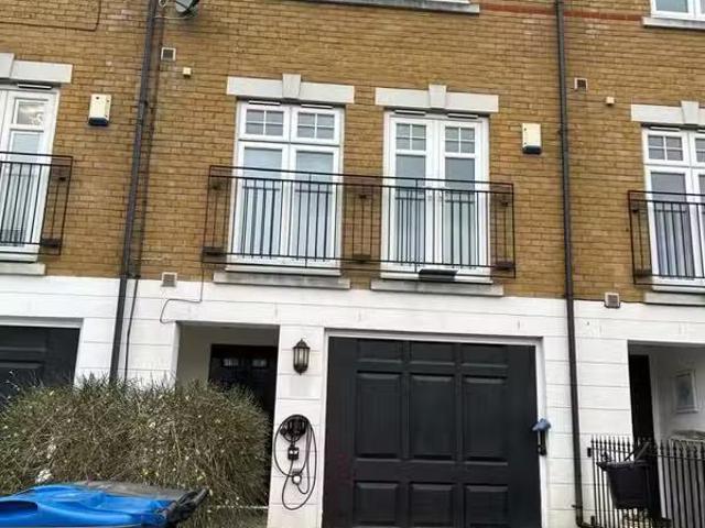 Rental! 4 BA 6 bedroom terraced house for rent in Avondale Roa.