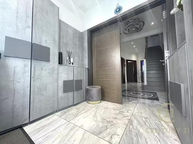 Nice 4 BA 7 bedroom semi detached house for rent in Malden Roa.