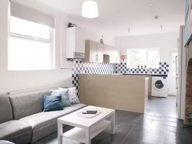 Unique 4 BA 11 bedroom house share for rent in Brook Lane, Che.