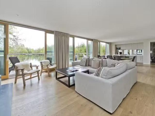 Just in! 4 BA 3 bedroom flat for rent in Longcross Causeway, T.