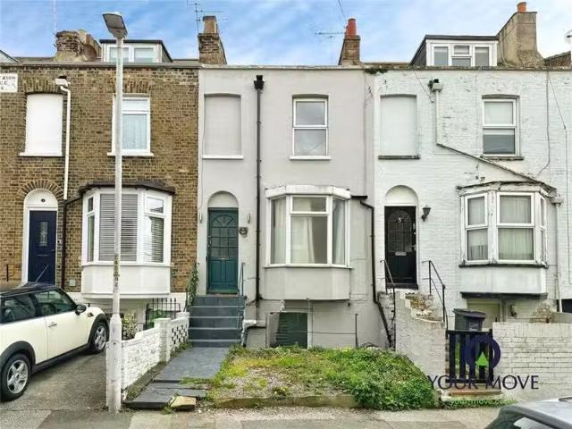 Charming 4 bedroom Mid Terrace House to rent, Camden Road, Ram.