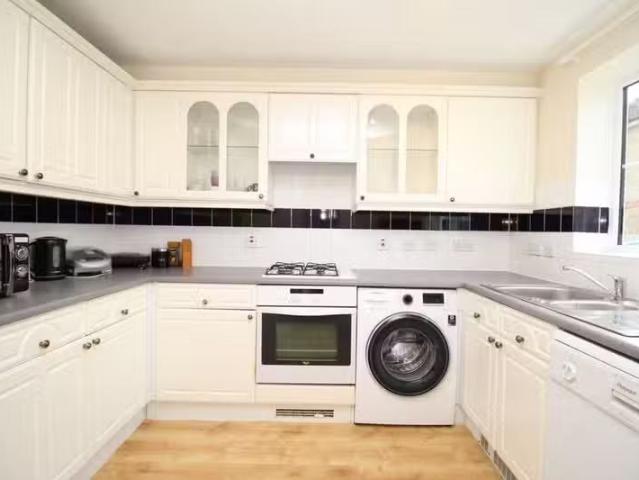 Rental! 4 bedroom Mid Terrace House to rent, Nightingale Shott.