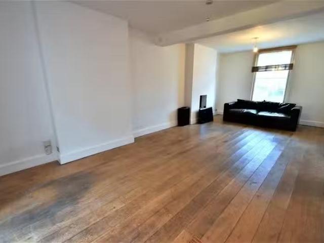 Just in! 4 bedroom detached house for rent in Northgate End, B.