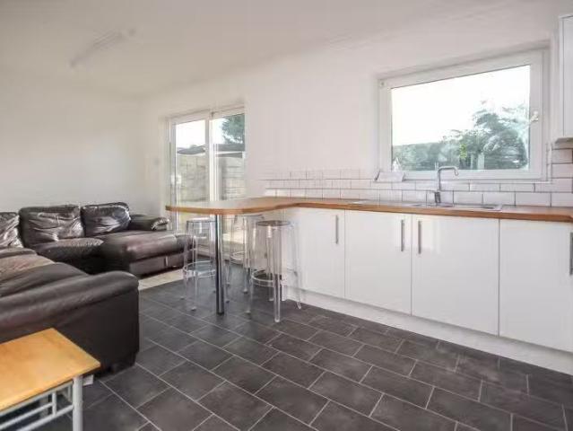 Unique 4 bedroom detached house for rent in Ensbury Park, Bour.
