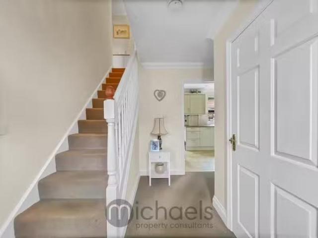 Nice 4 bedroom detached house for rent in High Street, Rowhedg.