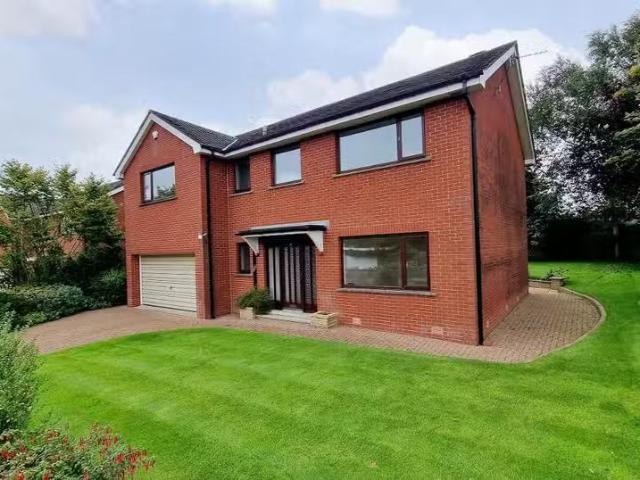 Nice 4 bedroom detached house for rent in Shays Drive, Clither.