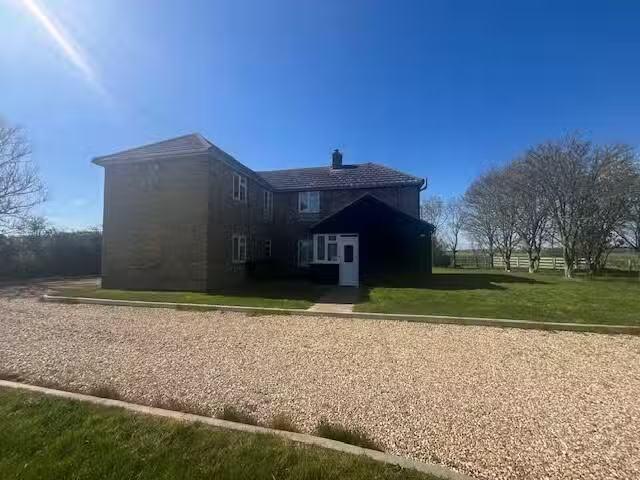 Cozy 4 bedroom farm house for rent in Sutton Road, Haddenham.