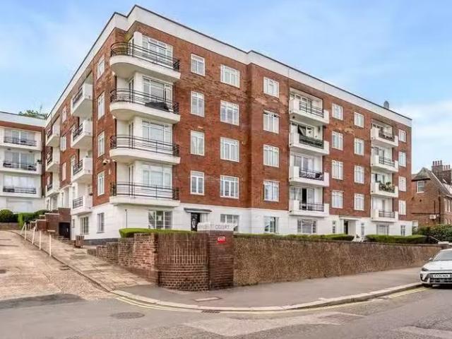 Cheap 4 bedroom flat to rent in Dollis Hill Lane, London