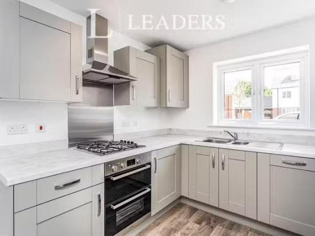 Nice 4 bedroom semi detached house for rent in Sayers Common.