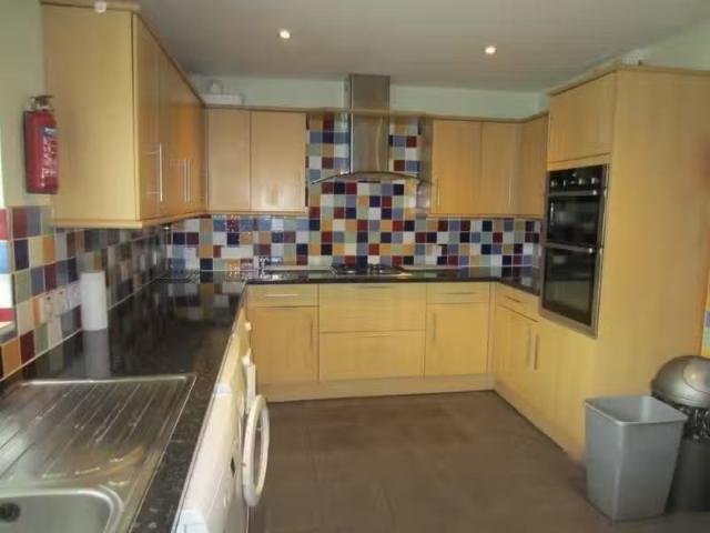 Nice 4 bedroom semi detached house for rent in Pond Croft, Hat.